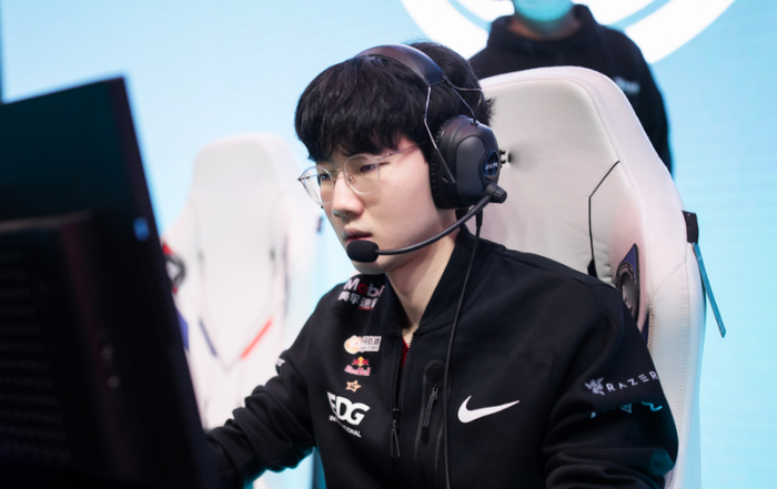 Uzi首发了，EDG与BLG上演另类猪狗大战！XLB迎来首秀