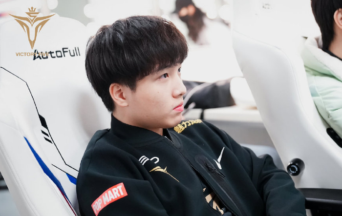 Uzi首发了，EDG与BLG上演另类猪狗大战！XLB迎来首秀