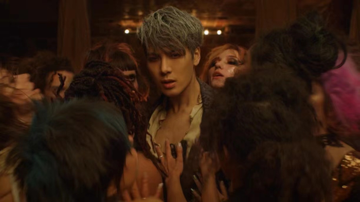 终于等到@王嘉尔 新歌《Blow》MV和音源上线了……