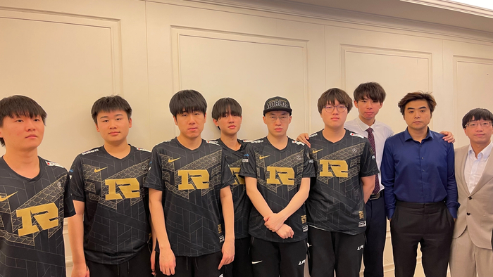 RNG大合照来啦 有个人场上贴贴，场下夹在身后的我不说是谁