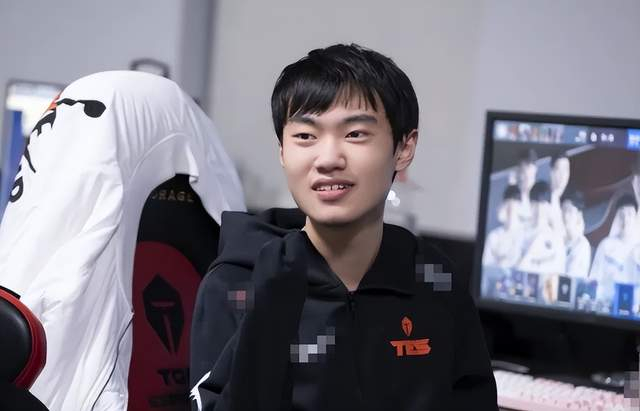 JKL和女友相恋一周年，首次晒出对方照片，被调侃长得像knight