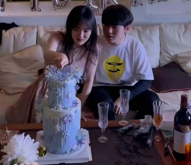 JKL和女友相恋一周年，首次晒出对方照片，被调侃长得像knight