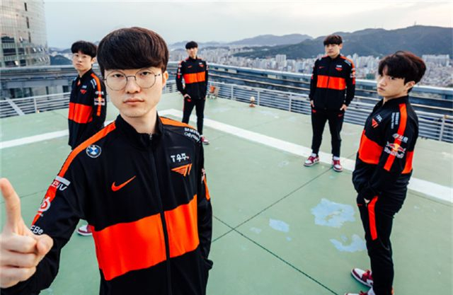 女主播穿G2队服送buff，G2却举着T1队服“磕头”？换RNG不敢想