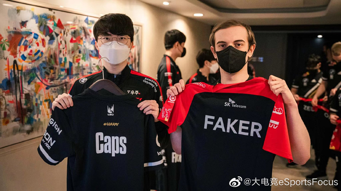 G2官推更新：Faker与caPs交换队服