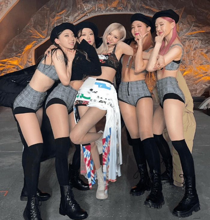 韩星朴彩英穿黑丝袜拍照！一双长腿纤细笔直，穿镂空连体衣显性感