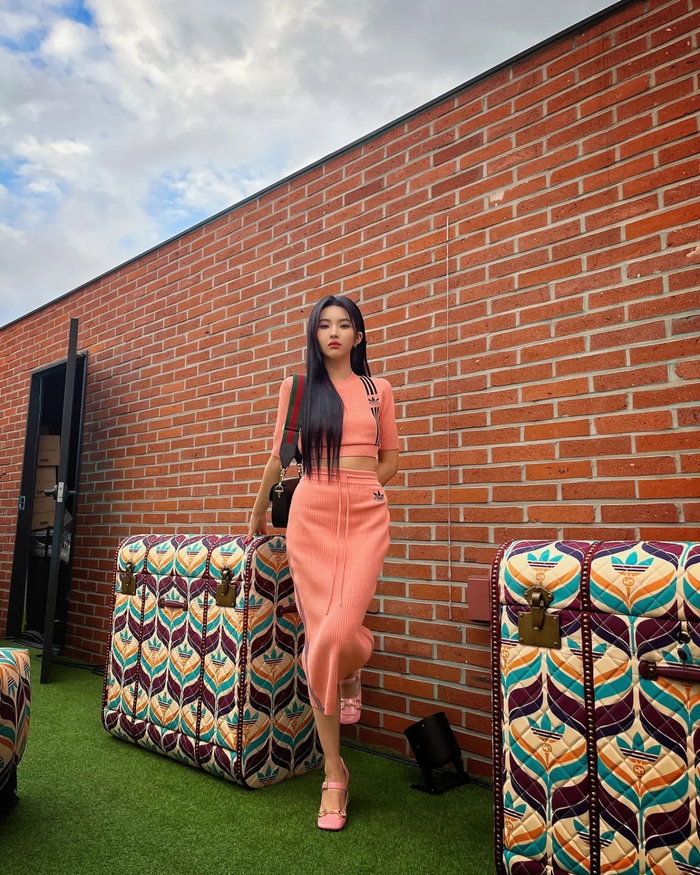 身高157CM，比例出众，(G)I-DLE田小娟，秀出纤细腰围魅力爆发