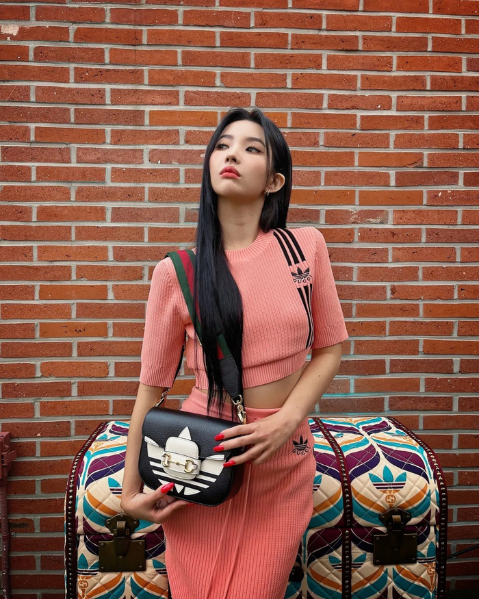 身高157CM，比例出众，(G)I-DLE田小娟，秀出纤细腰围魅力爆发