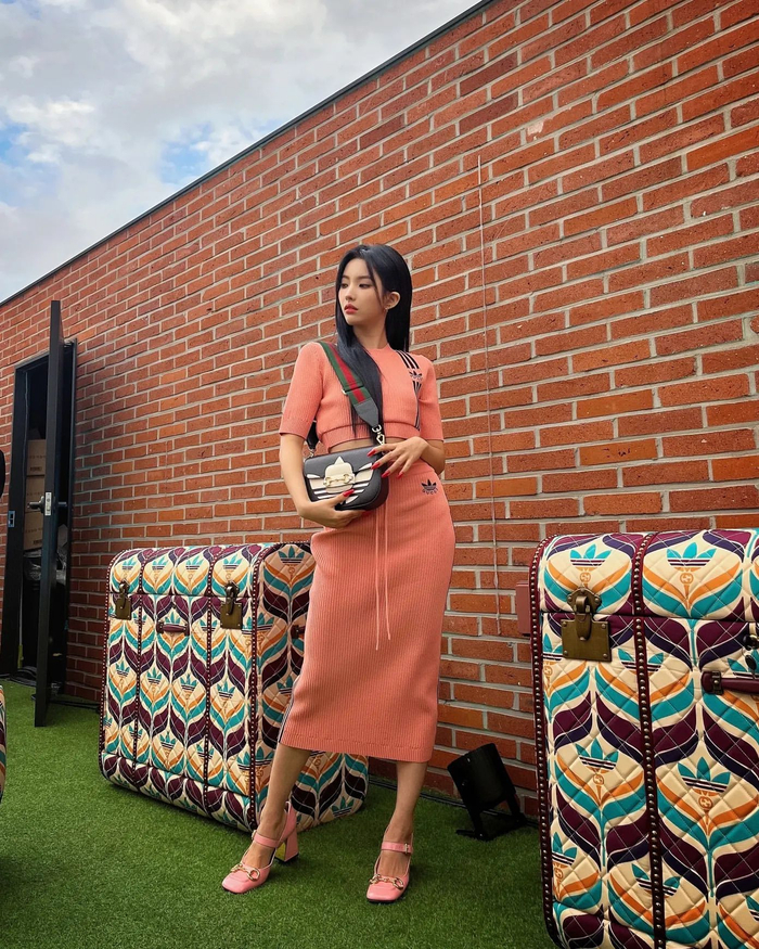 身高157CM，比例出众，(G)I-DLE田小娟，秀出纤细腰围魅力爆发