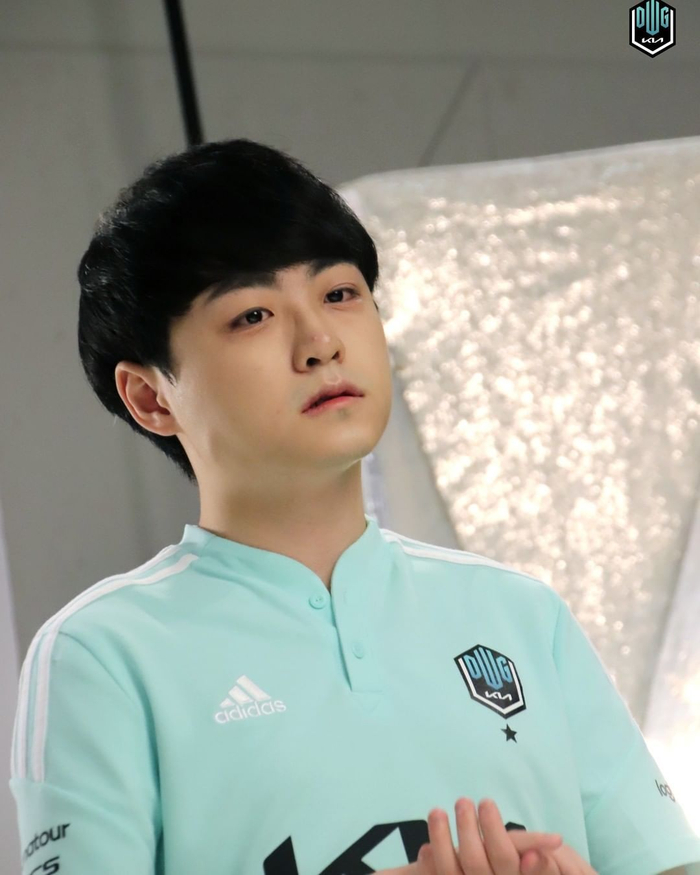 DK官方ins分享了ShowMaker的定妆照花絮！