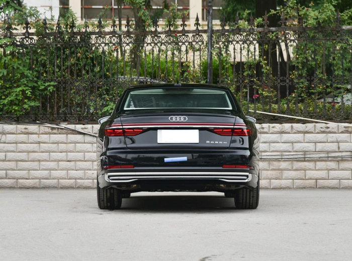 “迈巴赫”版奥迪A8，车长5450mm，大饼式轮毂，后排奢华配4座