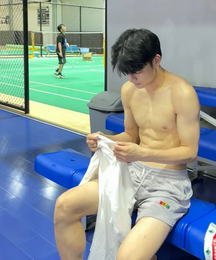 187CM野生篮球体育生，这腹肌大长腿也太顶了！