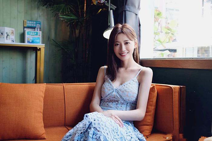 台湾超模梁以辰 甜美风格曼妙身材 搭配蓝色吊带裙性感至极梁以辰宫廷风蓝色新浪新闻