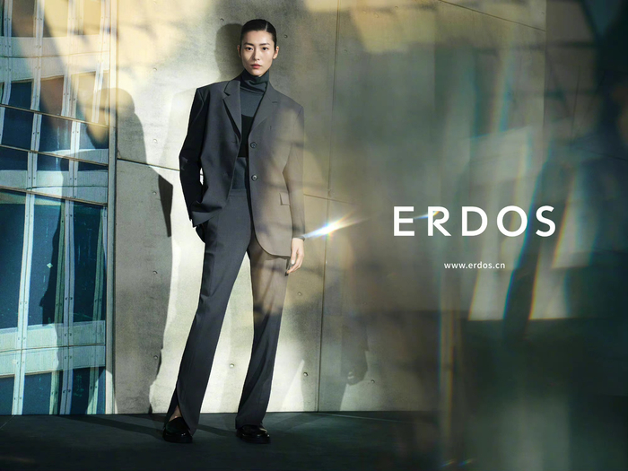 刘雯 𝐄𝐑𝐃𝐎𝐒 2022秋冬大片，透着简单的高级质感