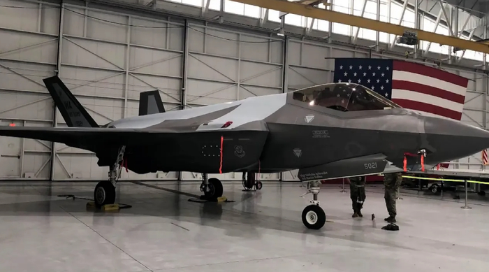 瑞典鹰狮战斗机多猛？对抗中击败了美F18，据说还能单挑F35