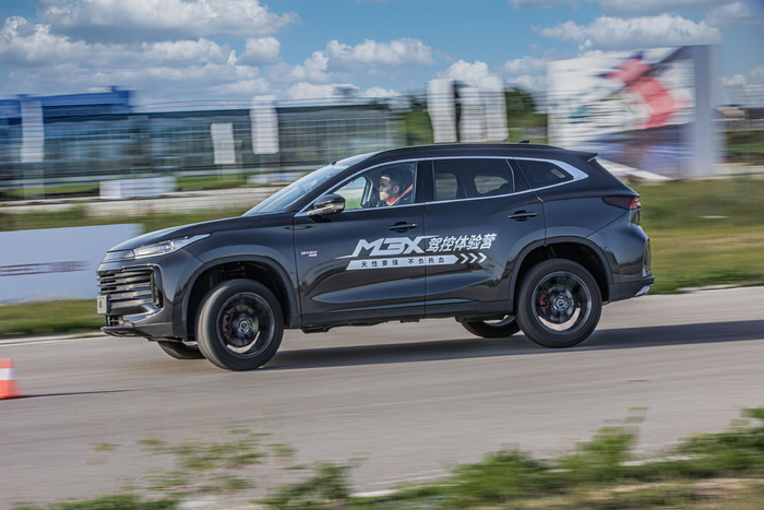 SUV跑赛道是啥感觉？星途M3X驾控体验，凌云S的确有两把刷子！