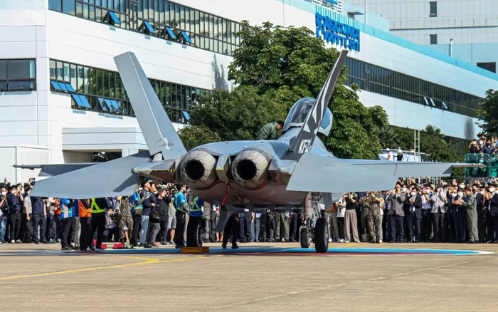 韩国KF-21战斗机首飞，机腹半埋挂架挂流星导弹，还是不隐形