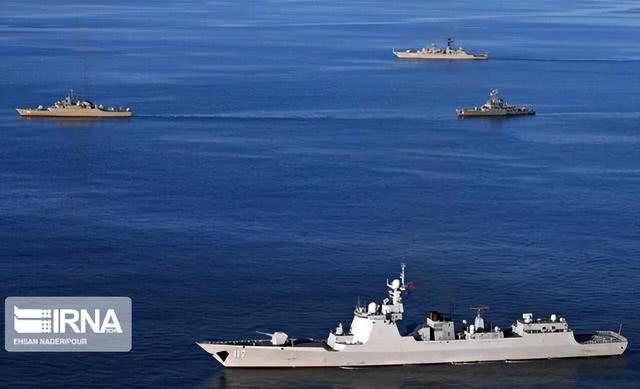 052D 054A 075身披俄式深灰涂装参展，俄海军开口就能跑步现代化