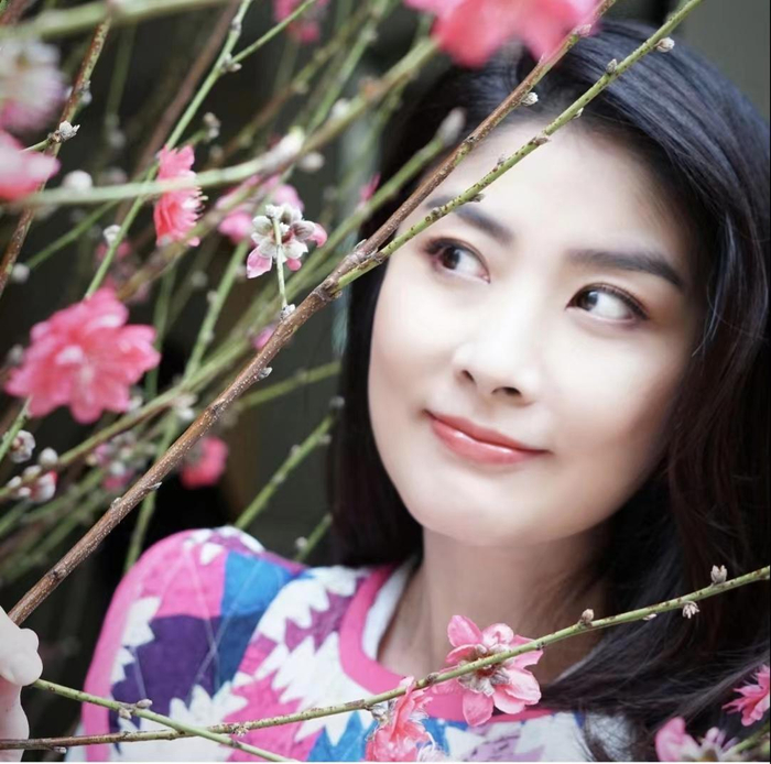 陈慧琳晒50岁庆生照，皮肤白皙紧致状态好，家庭殷实为人朴素低调