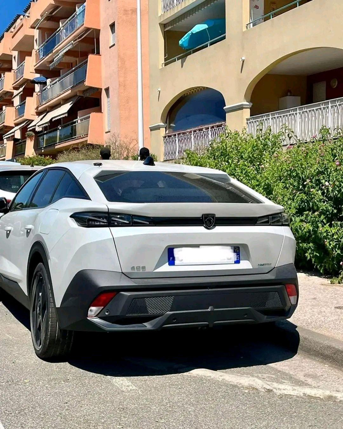 为跨界而生！全新标致408X实车海外曝光，搭1.6T+8AT，确实帅气