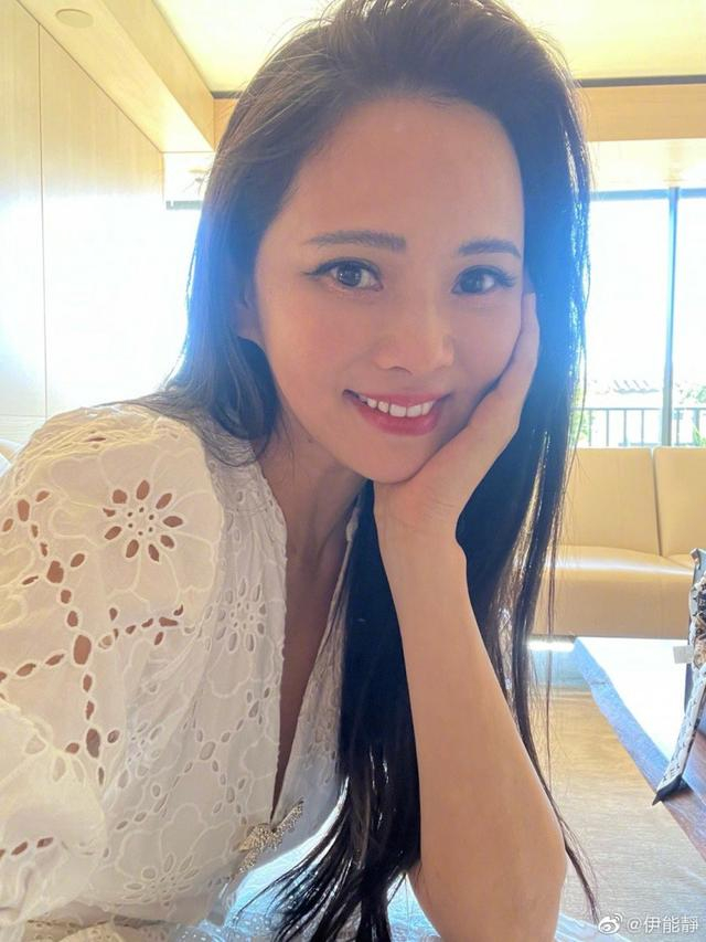 庾澄庆再婚6年首度公开秀恩爱，跟老婆张嘉欣甜蜜搂抱对唱情歌