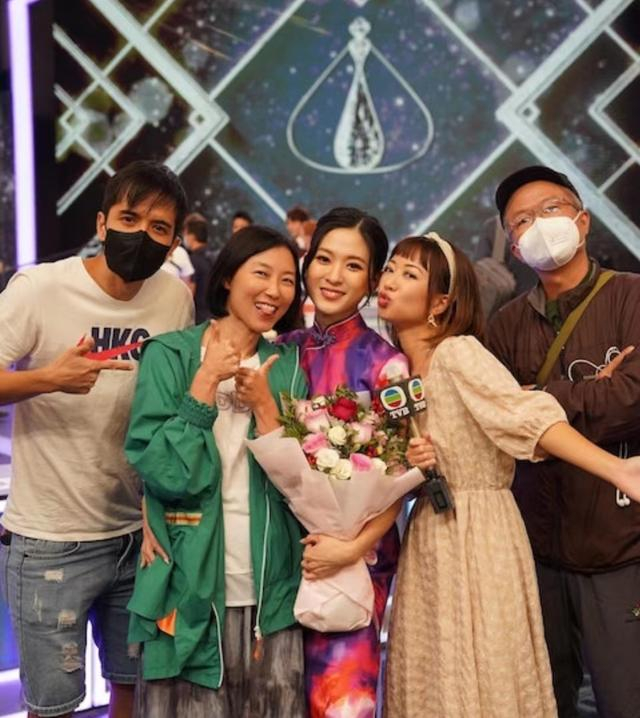 富贵！TVB美女主持邀20位艺人豪宅中开派对，内饰曝光证家底丰厚