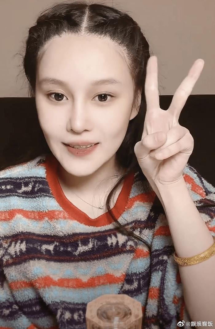 6日，赵本山女儿 球球”