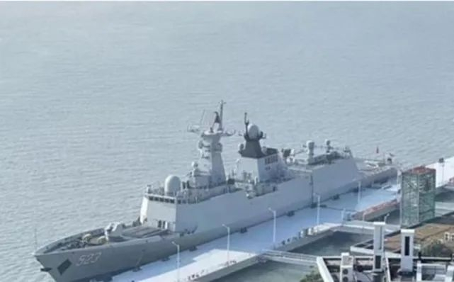 054A导弹护卫舰，改进舰装4面阵相控阵雷达，战力已经翻倍