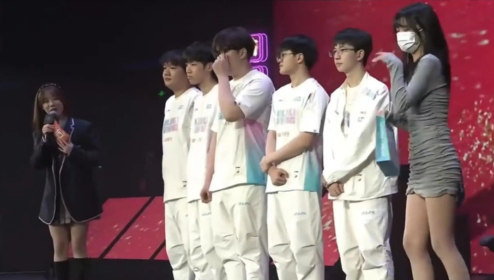 昨天blg.elk的漂亮女粉，赛后飞机采访露脸了！