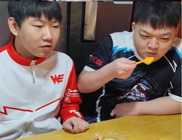 【CF电竞】CFer周饭堂 | AG获常规赛冠军 骆歆探营KZ整尬活