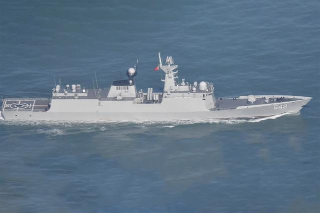 山东舰战巡西太，58架战机慑压，054A迫近台岛军舰，目视仅5海里