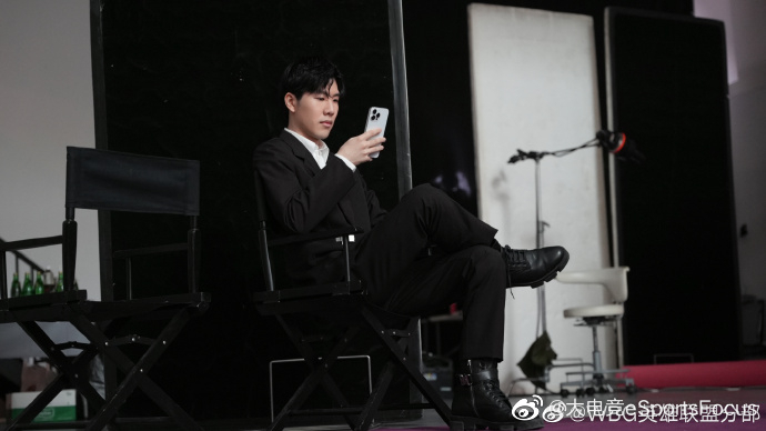 发布TheShy十大选手拍摄现场花絮： 西装🦌x15