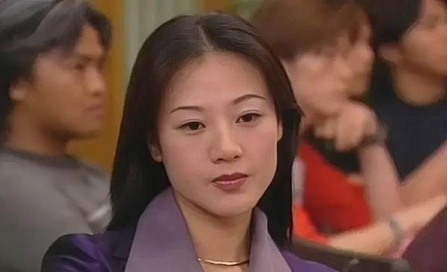 TVB知名女星新剧惊艳登场，穿背心做空中瑜伽，身材丰满状态冻龄