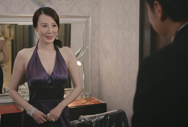 TVB知名女星新剧惊艳登场，穿背心做空中瑜伽，身材丰满状态冻龄