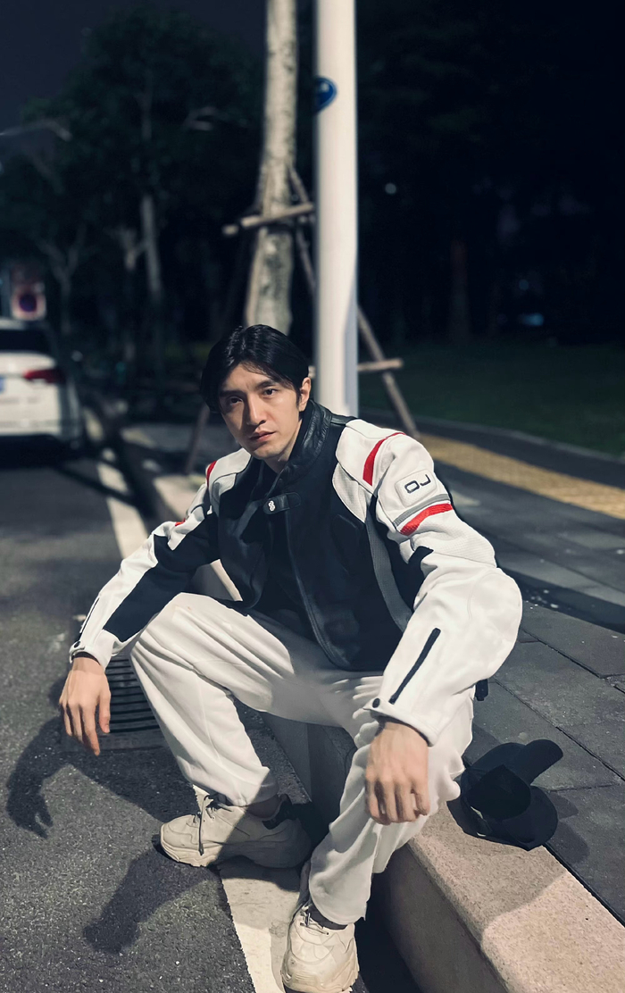 金瀚最新随拍！复古机车外套，个性时髦气质出众……