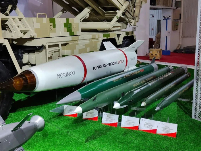 官宣：解放军新型远程火箭炮，停路边竖起来就发射