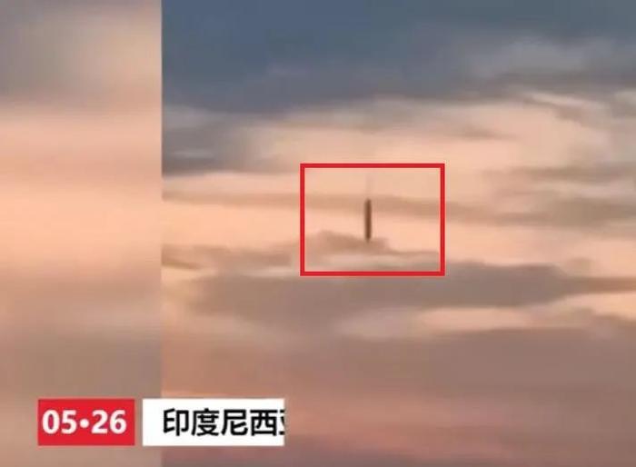 印尼现垂直坠落的不明物体，最后消失地平线，是巨型ufo来了吗？