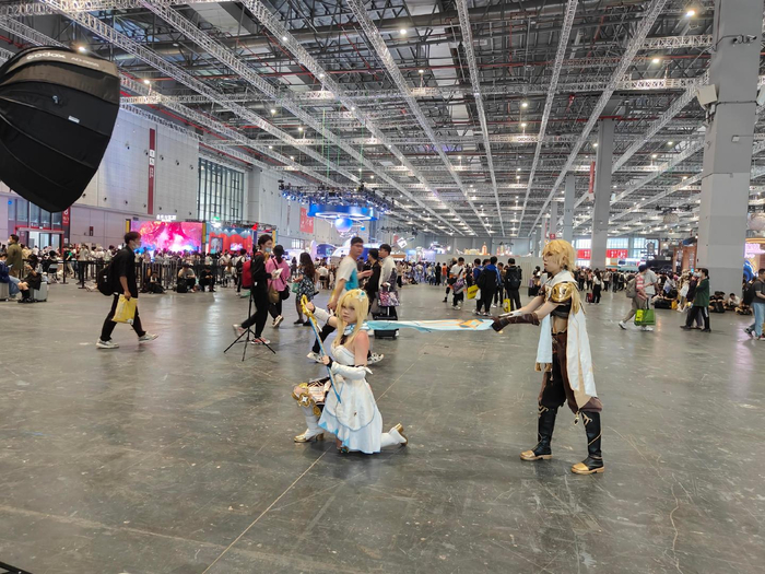 CP29也太多原神coser了，cos原石和钟离柱子的，真有意思|cos|Coser_新浪新闻