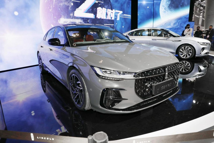 豪华中型轿车对比：林肯Z vs 奥迪A4L