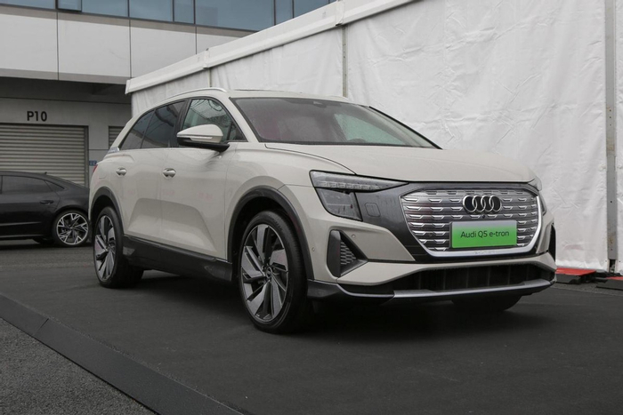 豪华中大型纯电SUV，奥迪Q5etron亮相上海车展，30万级就选它