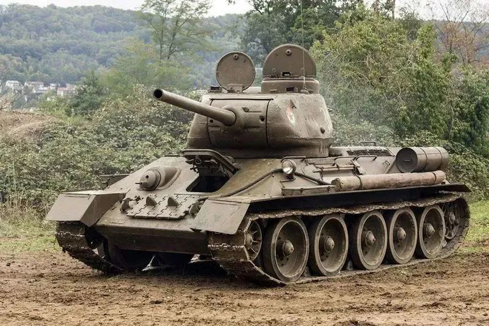 泥泞中的跛脚虎：俄军老式坦克装双层“天棚”，防御巡飞弹有奇效