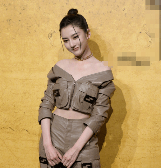 北京这一夜，杨颖的紧身裙，李沁的鸡毛头，女星的审美差距出来了