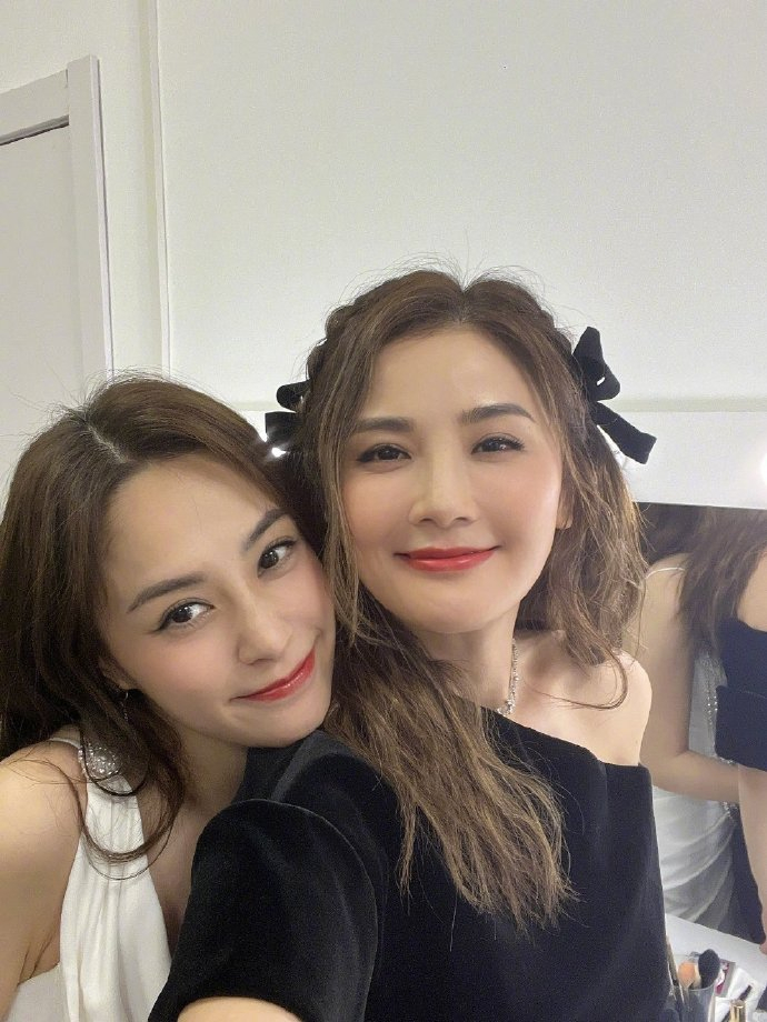 钟欣潼蔡卓妍纪念Twins22周年|钟欣潼|蔡卓妍_新浪新闻