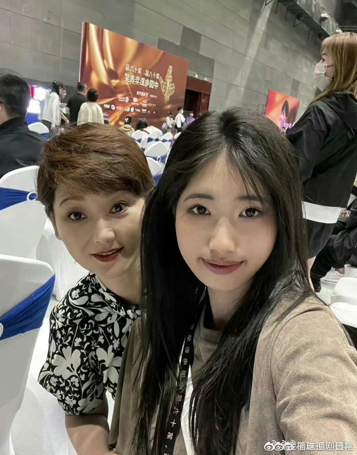 冯小刚女儿真的和小s女儿好像啊