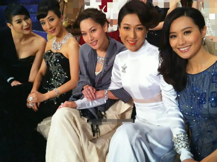 39岁“香港第一白月光”婚后生活曝光：认识4天，闪婚大13岁男友，搬进千万豪宅，在家煮饭带娃