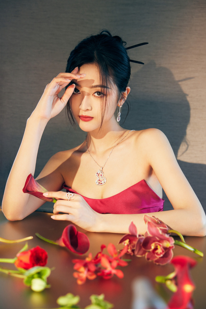 吴宣仪出席Qeelin晚宴的造型～ 身穿WONA……