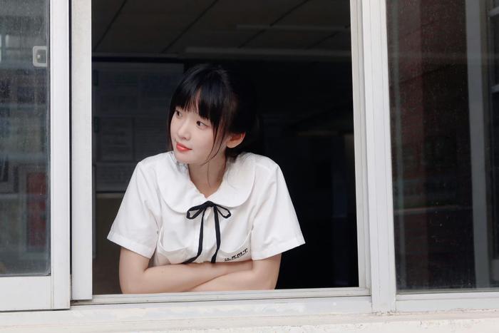 张淼怡超可爱剧照！校服穿搭青春无敌，少女马尾清爽夏日！