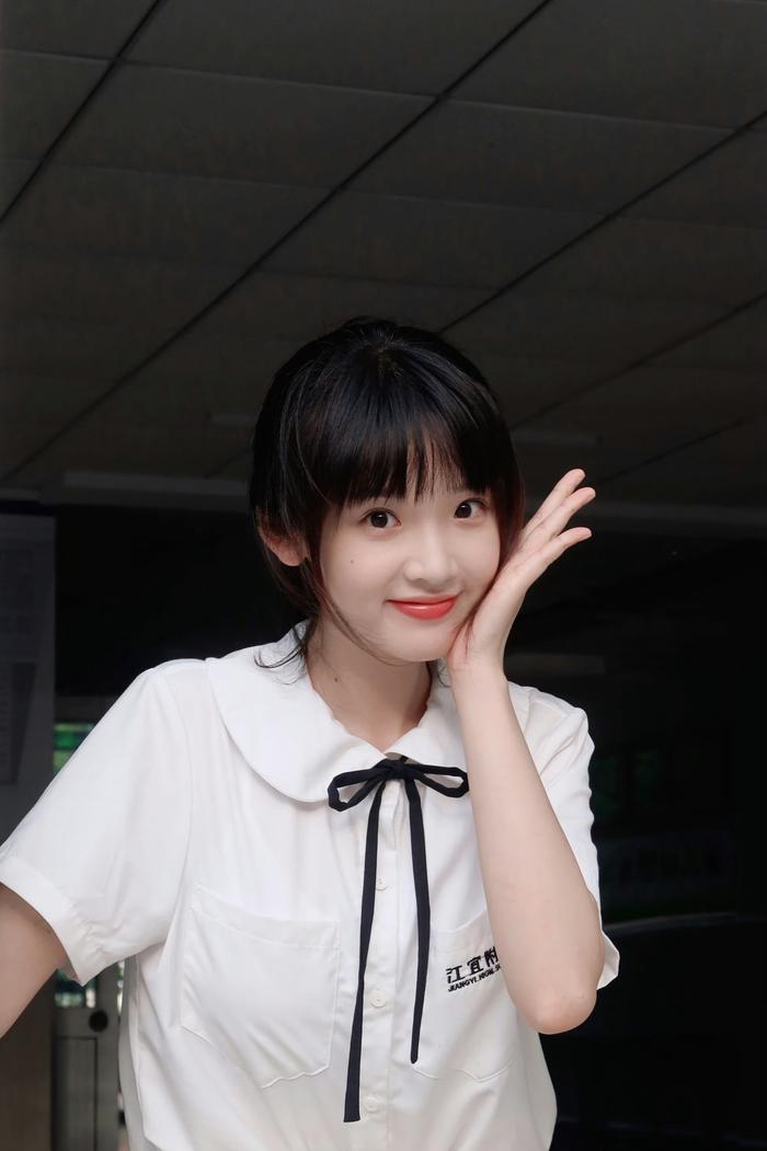 张淼怡超可爱剧照!校服穿搭青春无敌,少女马尾清爽夏日!