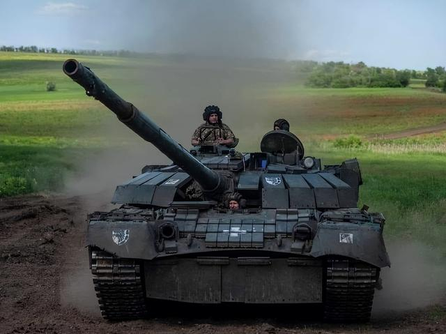 从钢铁洪流到战场炮灰！俄乌持续升级T80坦克，同室操戈几时休