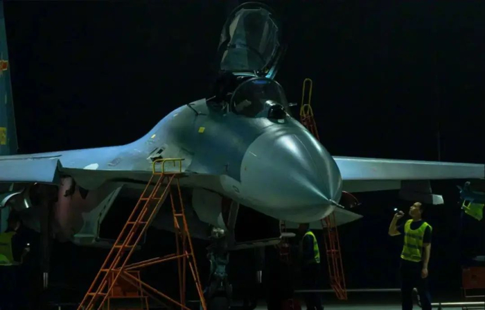 白头歼-11BG集中亮相，300架战力非同小可，苏霍伊王牌在中国！