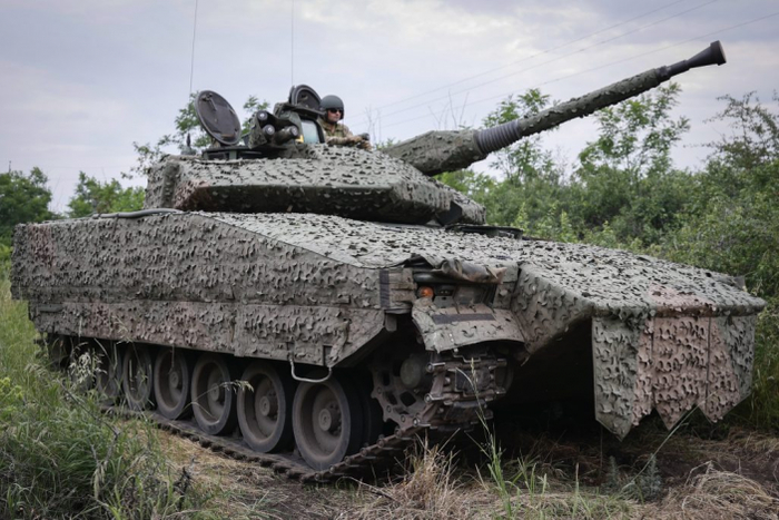 乌军激动了！瑞典CV90战车抵达前线，火力强悍，连武直都敢打